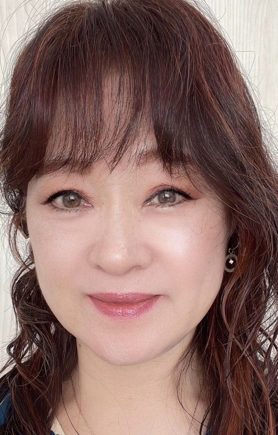 【Mrs. Universe Japan 2023 Finalist】No.1秋山美恵子 MIEKO AKIYAMA～60才でオッドアイに！大分大好き美容師～｜BellissimaStyle ...